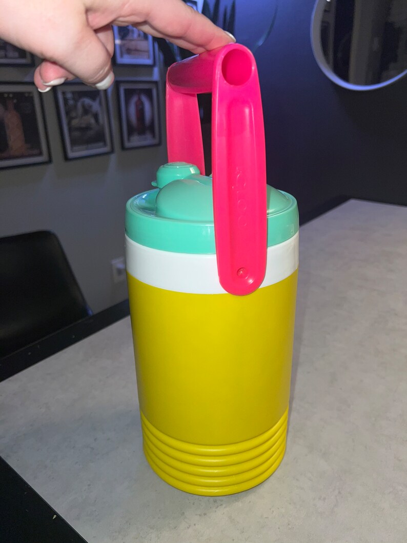 IGLOO Retro Throwback Flip Top 1/2 Gallon Cooler Water Jug, Pink Yellow ...