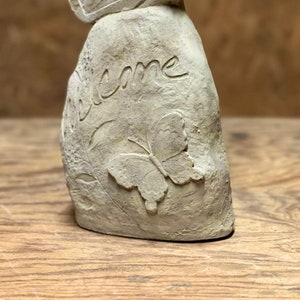 Creative Butterfly Statue Welcome Stone With Sitting Butterfly on It ...