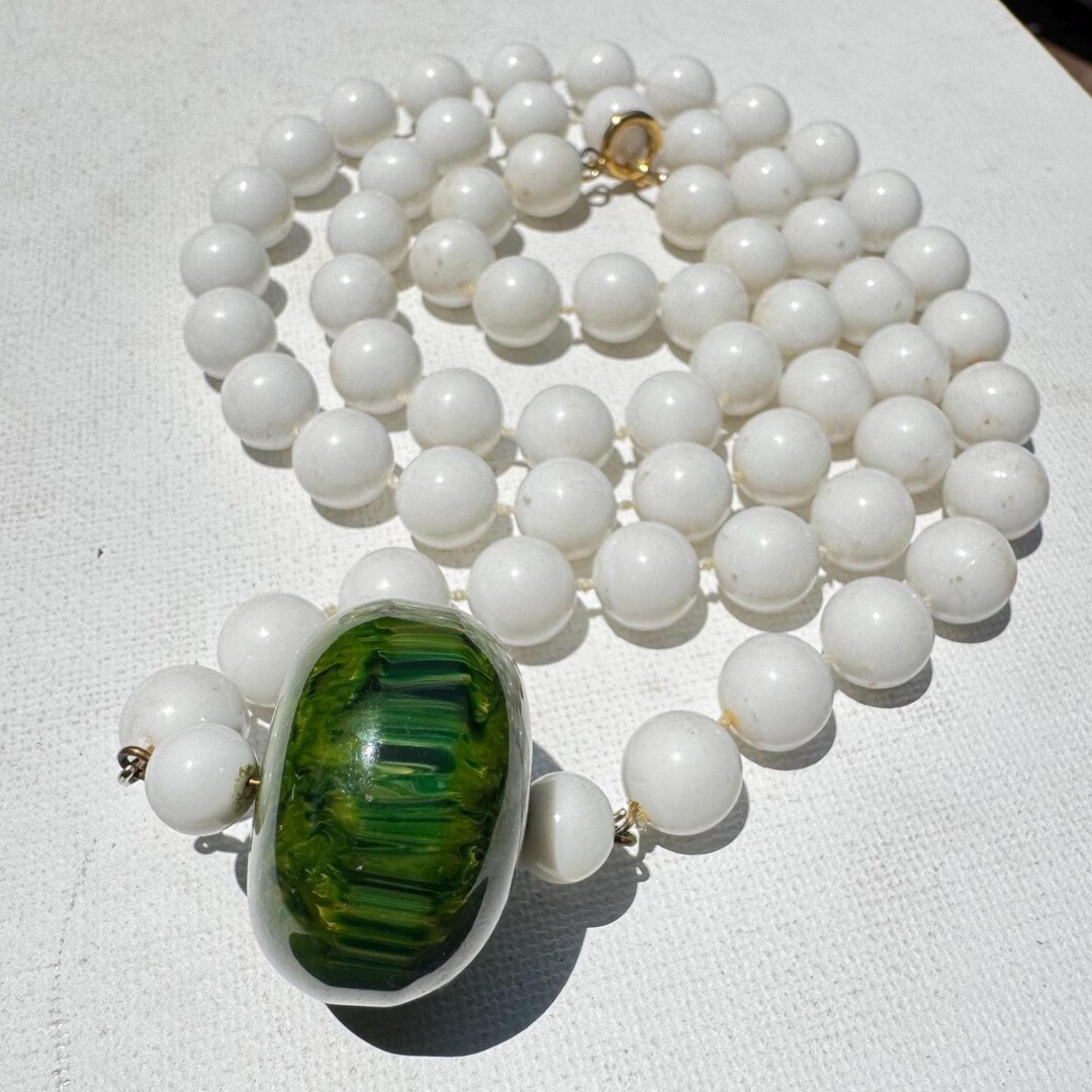Vintage Beaded Necklace Green Bakelite White Lucite - Etsy