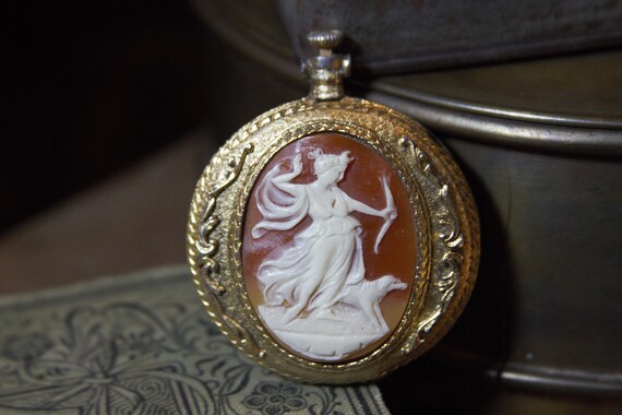 Vintage powder compact with - Gem