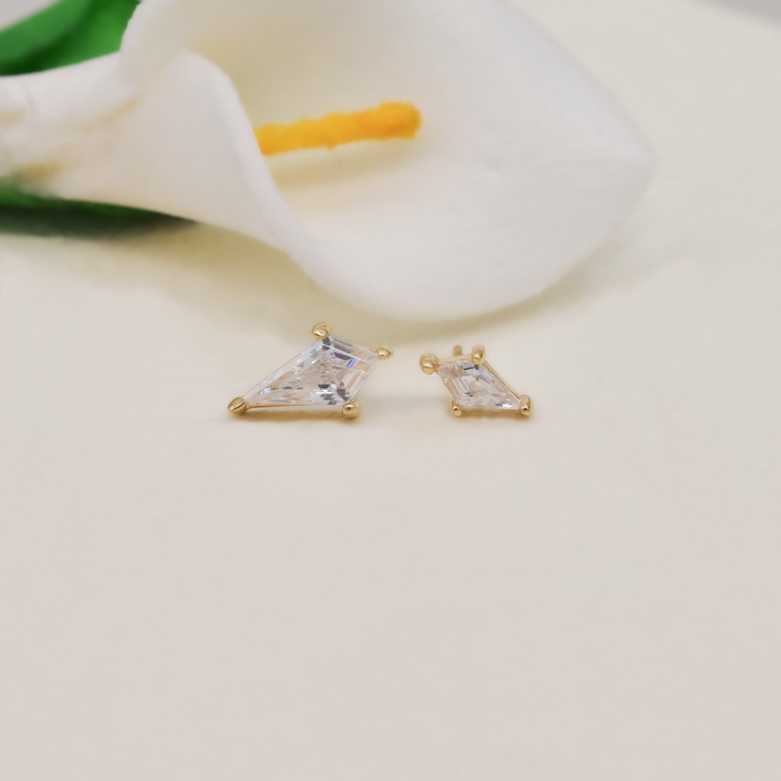 14K Solid Gold Kite Shape Stud Earring Tiny Rhombus Piercing Conch ...