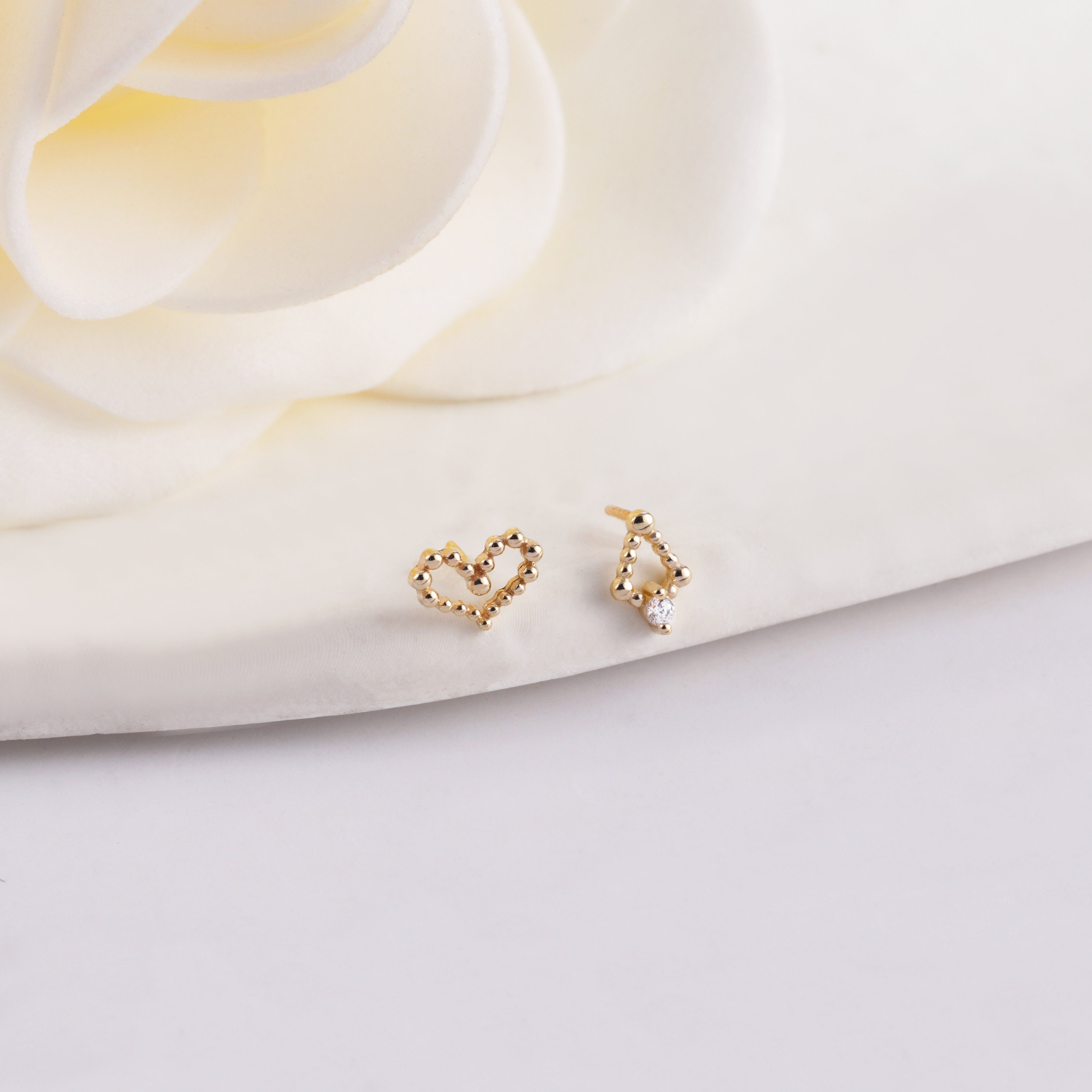 14k Solid Gold Tiny Rhombus Earrings Dainty Heart-shaped Flat Back ...