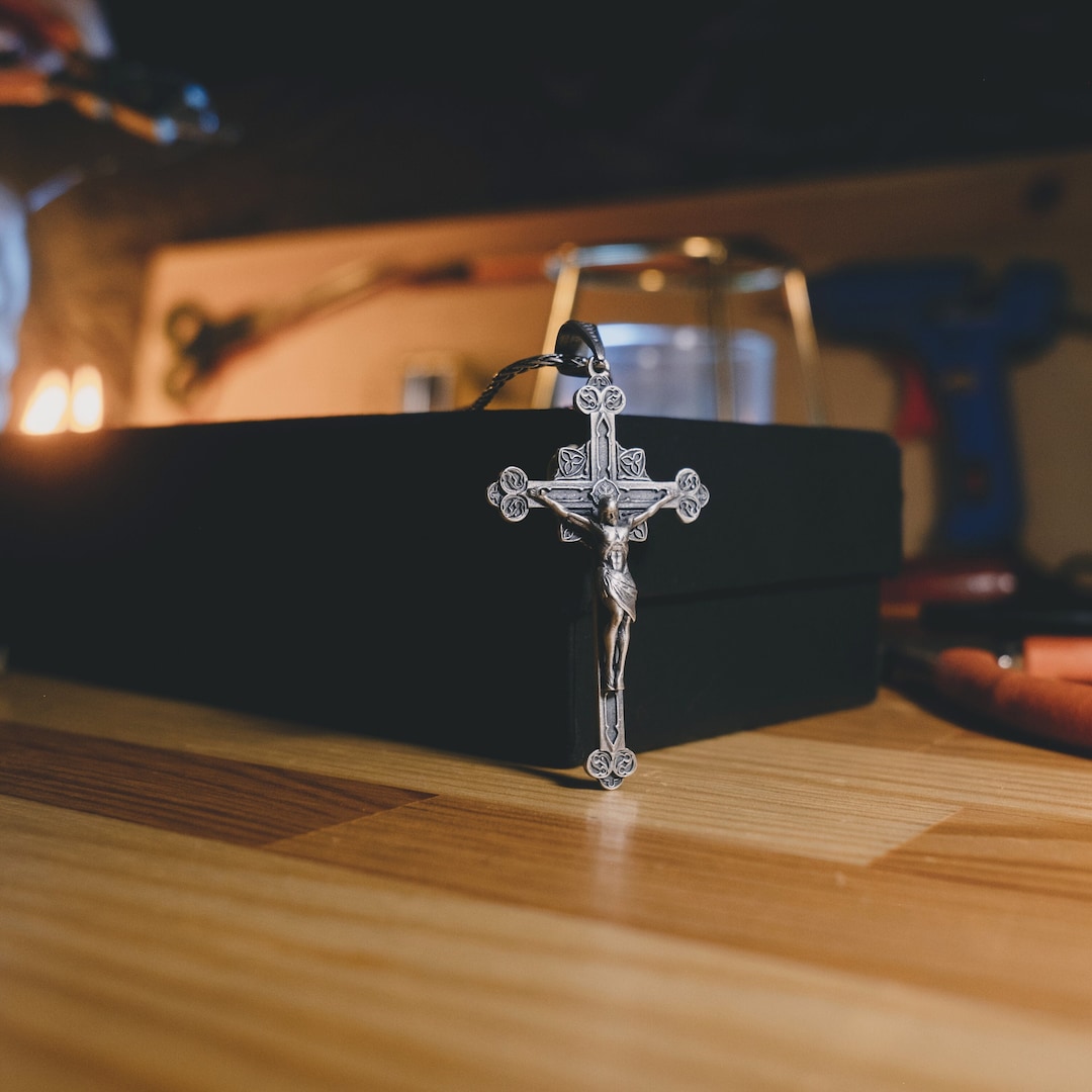 Sacrificed Jesus Christ in Crucifix Necklace for Christian in Silver ...