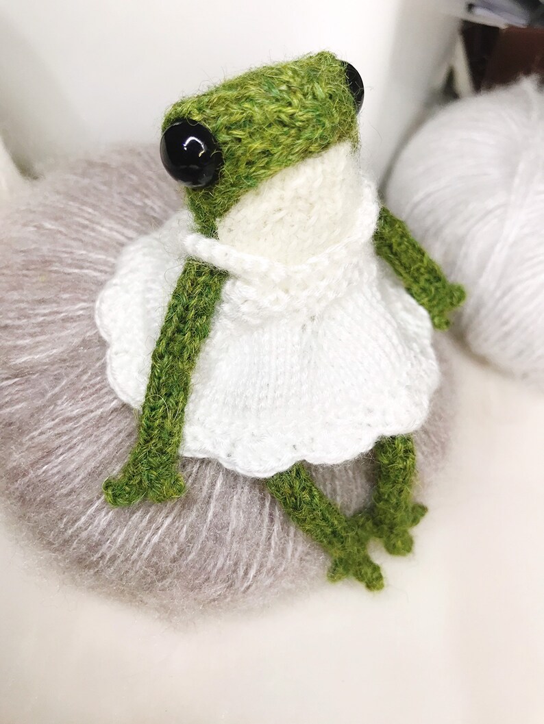 Knitted Frog in Dress Knitted Frog in Sweater Movable Froggy Frog and ...