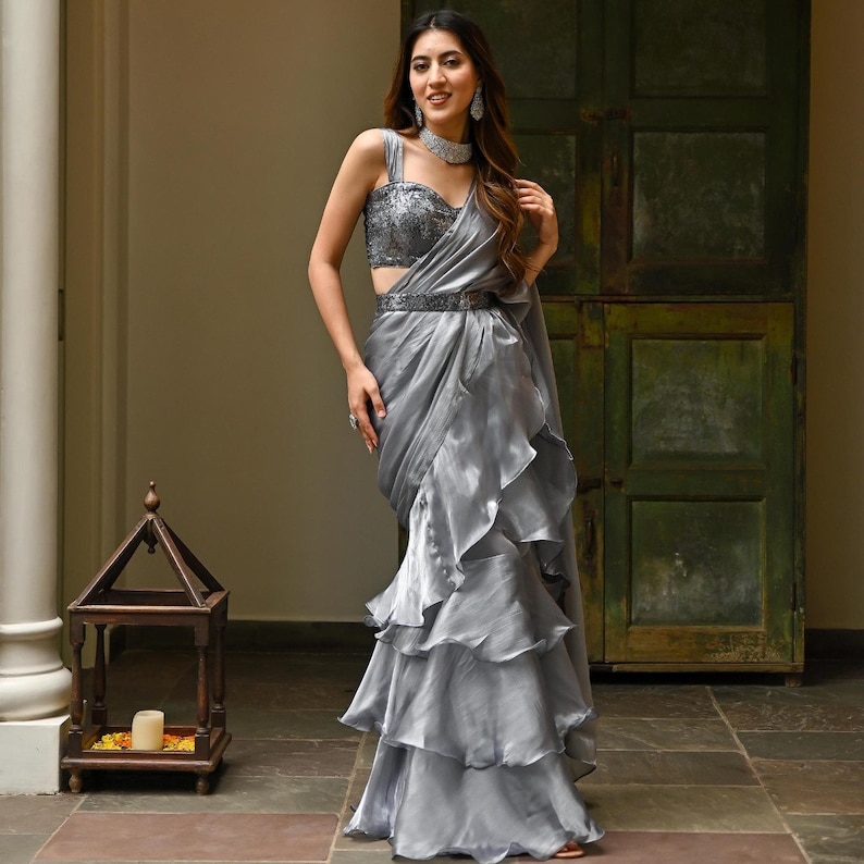 Die graue Rüschen Saree mit voller Sequence Bluse für Hochzeitsempfang ...