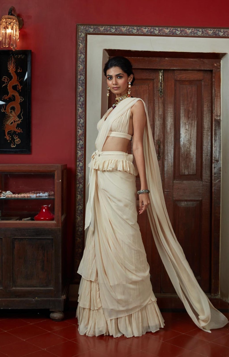 Sari de georgette blanco roto con volantes: un elegante atuendo para ...