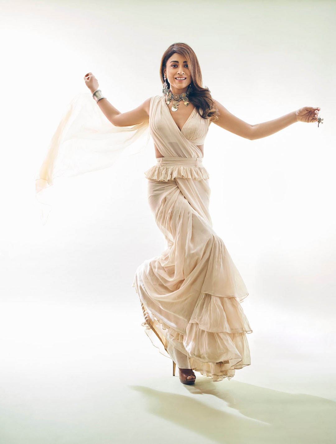 Sari de georgette blanco roto con volantes: un elegante atuendo para ...