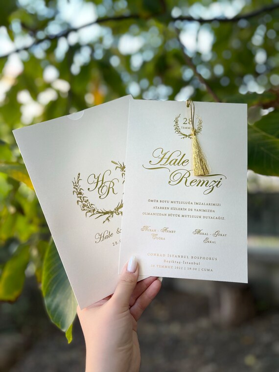 Pearlescent wedding invitations | Beachweddingtips.com