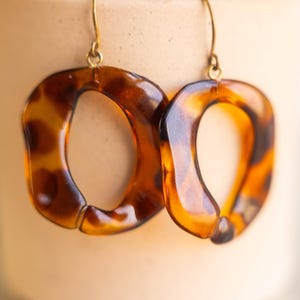 Wavy Retro 70s Style Tortoise Shell Hook Earrings - Etsy