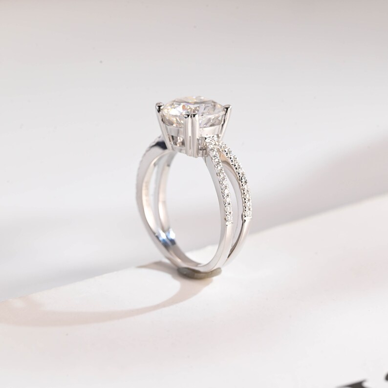 Anello di fidanzamento con moissanite rotonda in oro massiccio, anello ...
