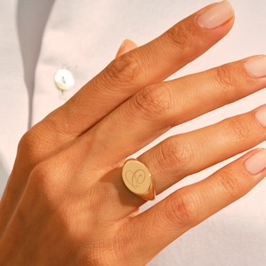 Custom Oval Signet Ring in 14k Solid Gold / Personalized Pinky Signet ...