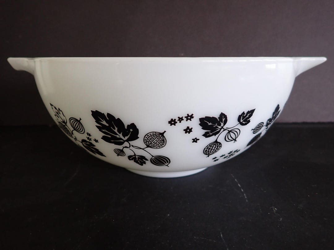 Vintage Pyrex Black Gooseberry Cinderella Bowl, 443 2 1/2 Qt, Pyrex ...