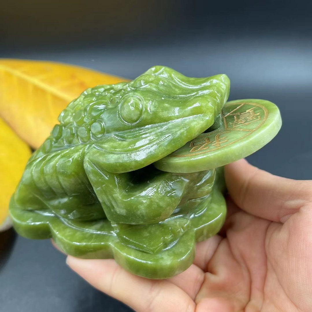 Natural Green Jade Carving Beautiful and Lifelike Title Money Jade ...