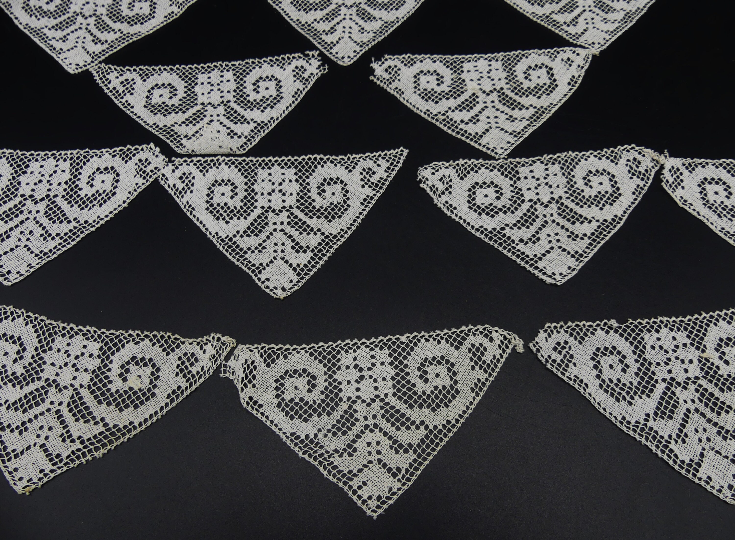 Vintage 12 Pieces Triangle Shape Filet Lace Parts Color Ecru - Etsy