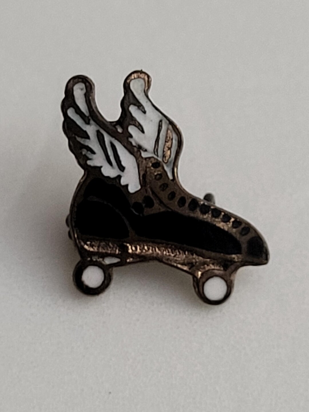 Small Winged Roller Skate Pin - Etsy