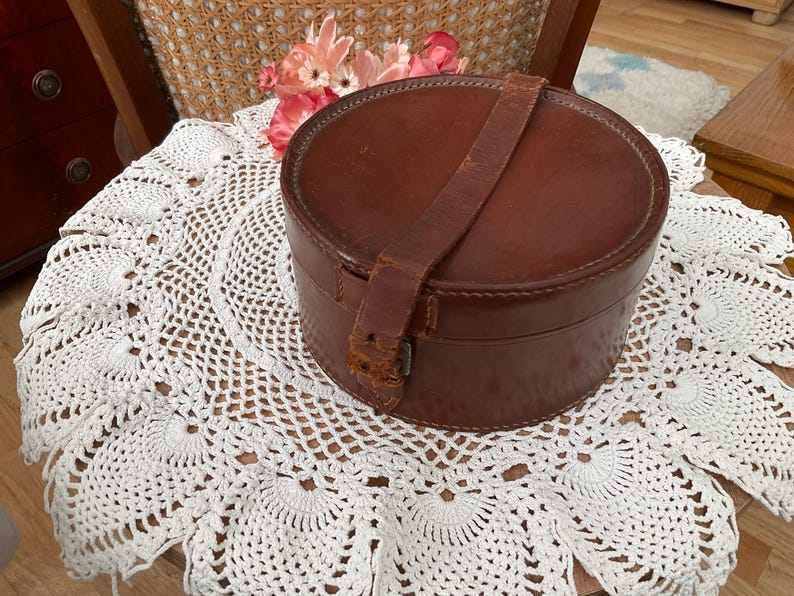 Vintage Leather Collar Box Complete With 5 Detachable Collars ...