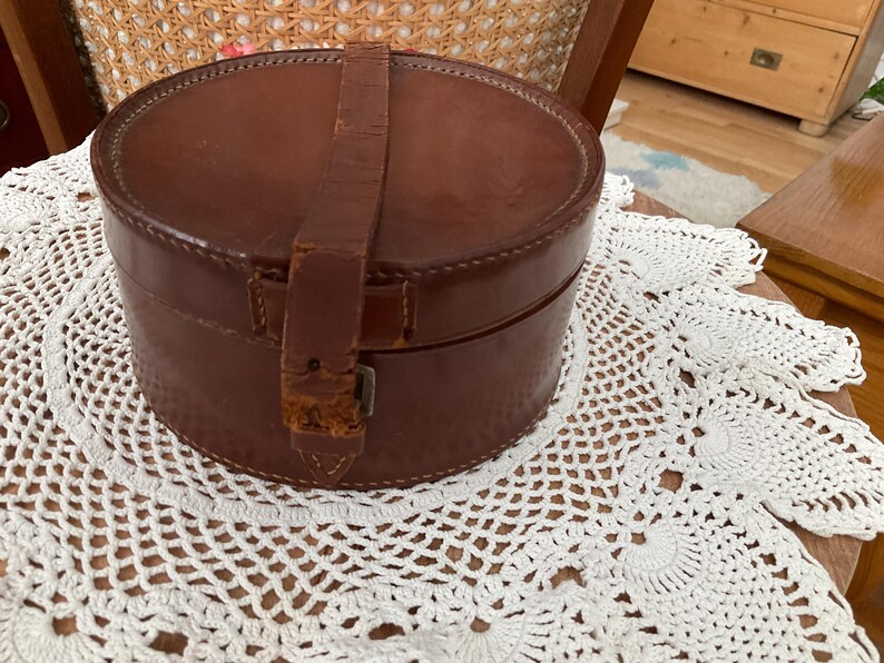 Vintage Leather Collar Box Complete With 5 Detachable Collars ...