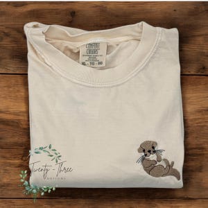 Embroidered Otter T-shirt, Embroidered Homemade Animal Tee Gift, Cute ...