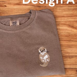 Embroidered Otter T-shirt, Embroidered Homemade Animal Tee Gift, Cute ...