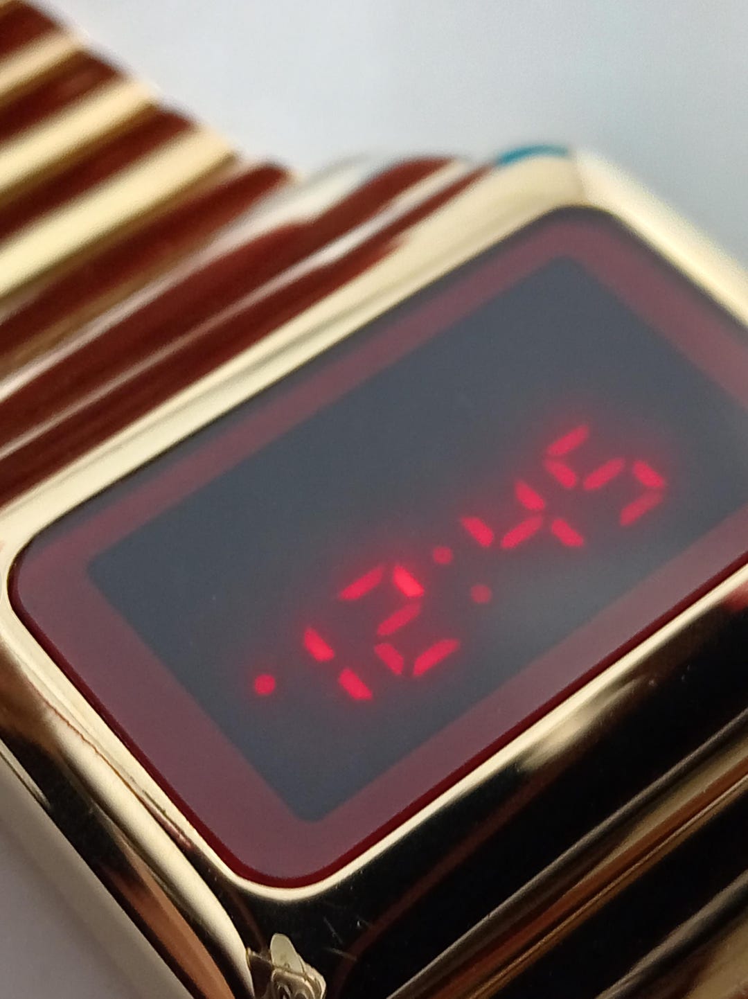 Time-shop-uk Retro LED Watch - Gold - Homage to the 1970s Vintage ...