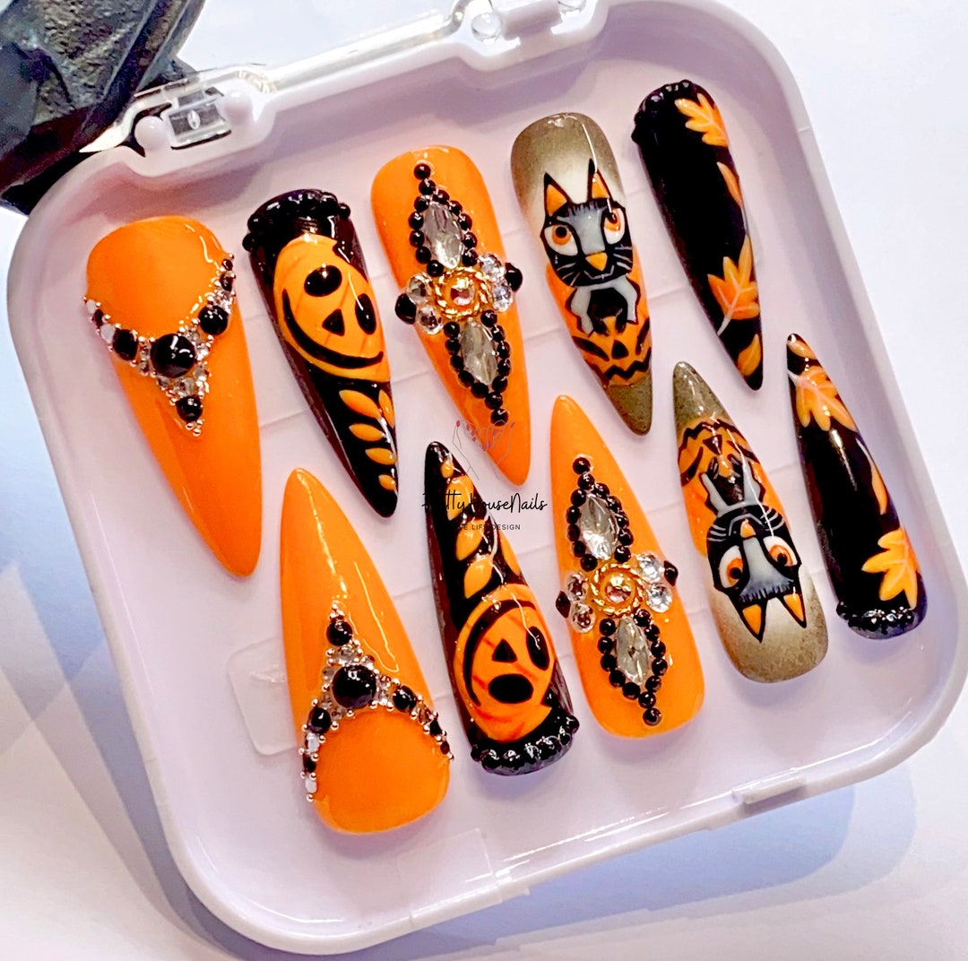 Spooky Pumpkin Beside Weasel Press on Nails, Halloween Lover Nail Set ...
