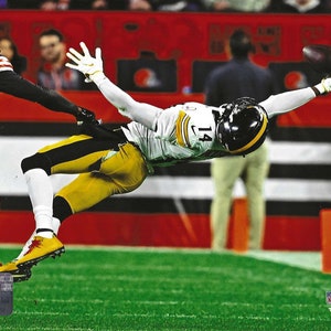 Pittsburgh Steelers George Pickens One Handed Catch During a Game in ...