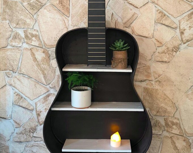 Verschiedene Gitarrenregale - Aufbewahrung aus alten Musikinstrumenten ...