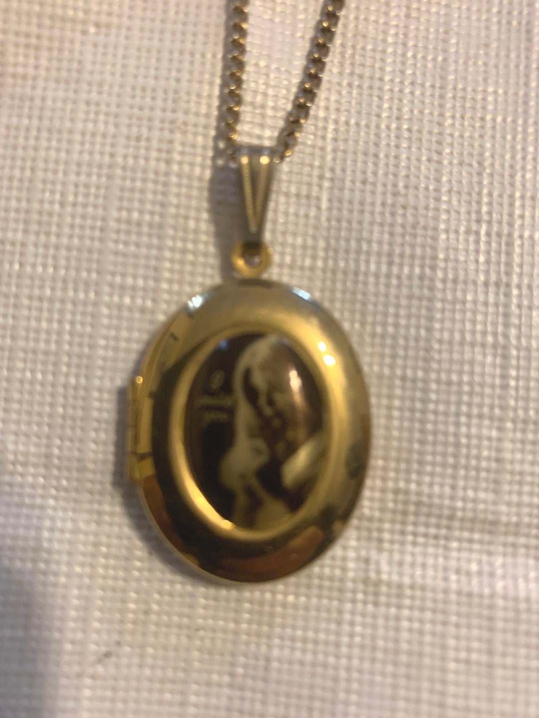 Pretty Vintage Gold Tone Oval Locket and Necklace. - Etsy