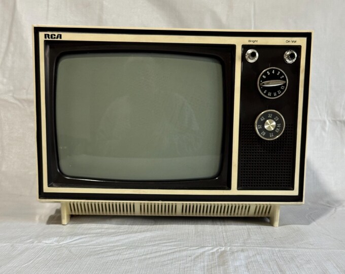 Vintage 1970’s RCA 9” TV Dial Solid State Cream & Woodgrain Model ...