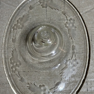 PYREX Oval Casserole Dish With Floral Embossed Lid & Metal Handled ...