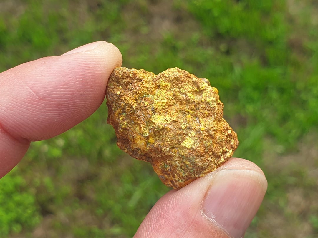 Gummite 14gr Chameane Puy-de-dôme France Minerals Very Rare Mineral ...