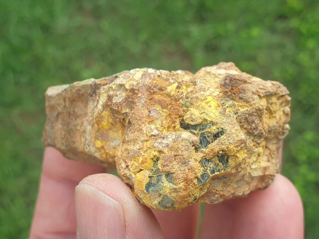 Gummite, Torbernite Pech Blende De Chameane Puy-de-dôme France Minerals ...