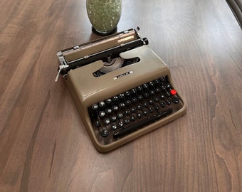 50% OFF!* Genuine Iconic Olivetti Lettera 22 a Portable Working Vintage ...