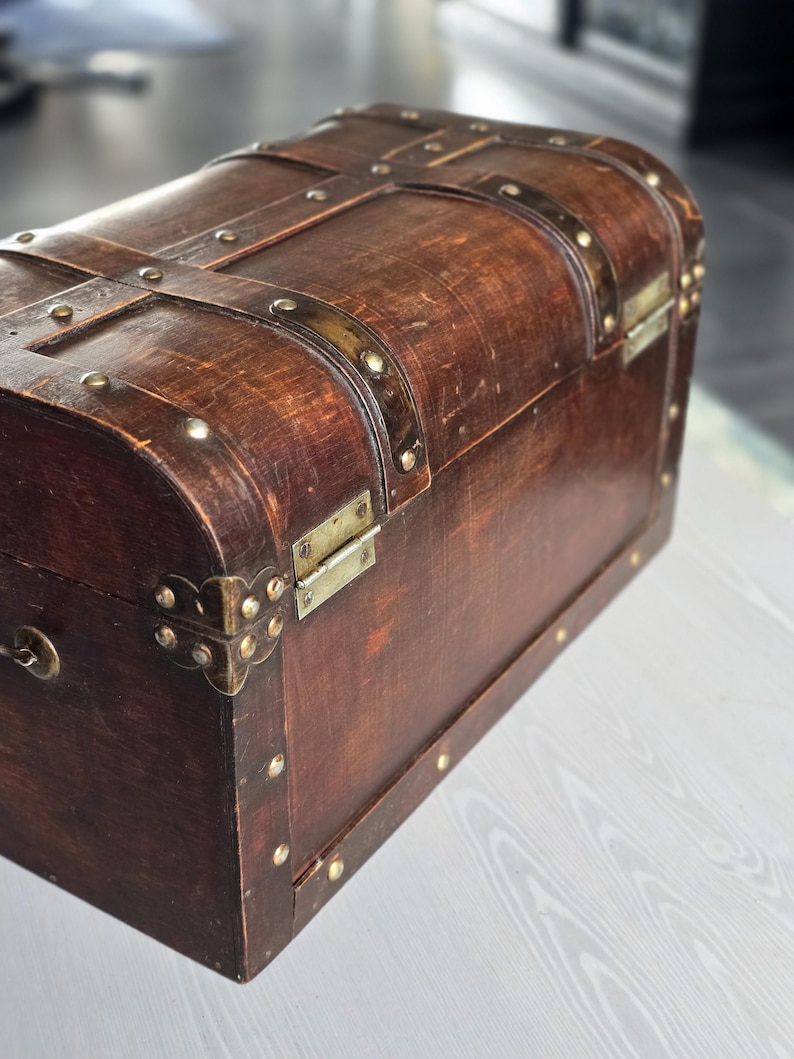 Vintage Wooden Treasure Chest, Distressed Storage Trunk, 41x23x26 Cm ...