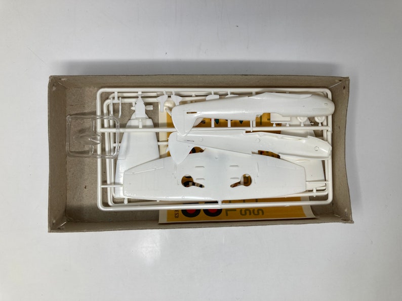 Set of 2 KP 1/72 Scale Model Airplane Kits vickers Supermarine Spitfire ...