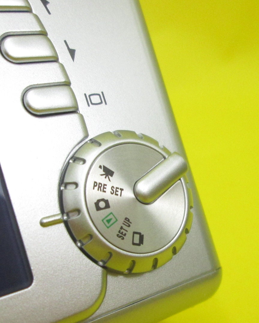 Goodmans G-shot 3020Z Compact Digital Camera Point & Shoot Silver Retro ...