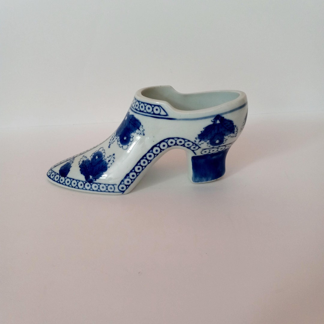 Vintage Delft Style Porcelain Shoe Figurine: Blue and White Chinoiserie ...