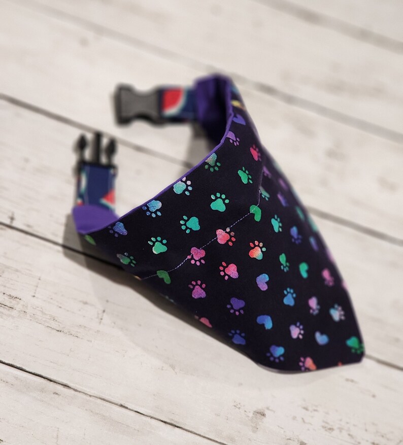 Bandana morada para perro con patas multicolores / Bandana para mascota ...