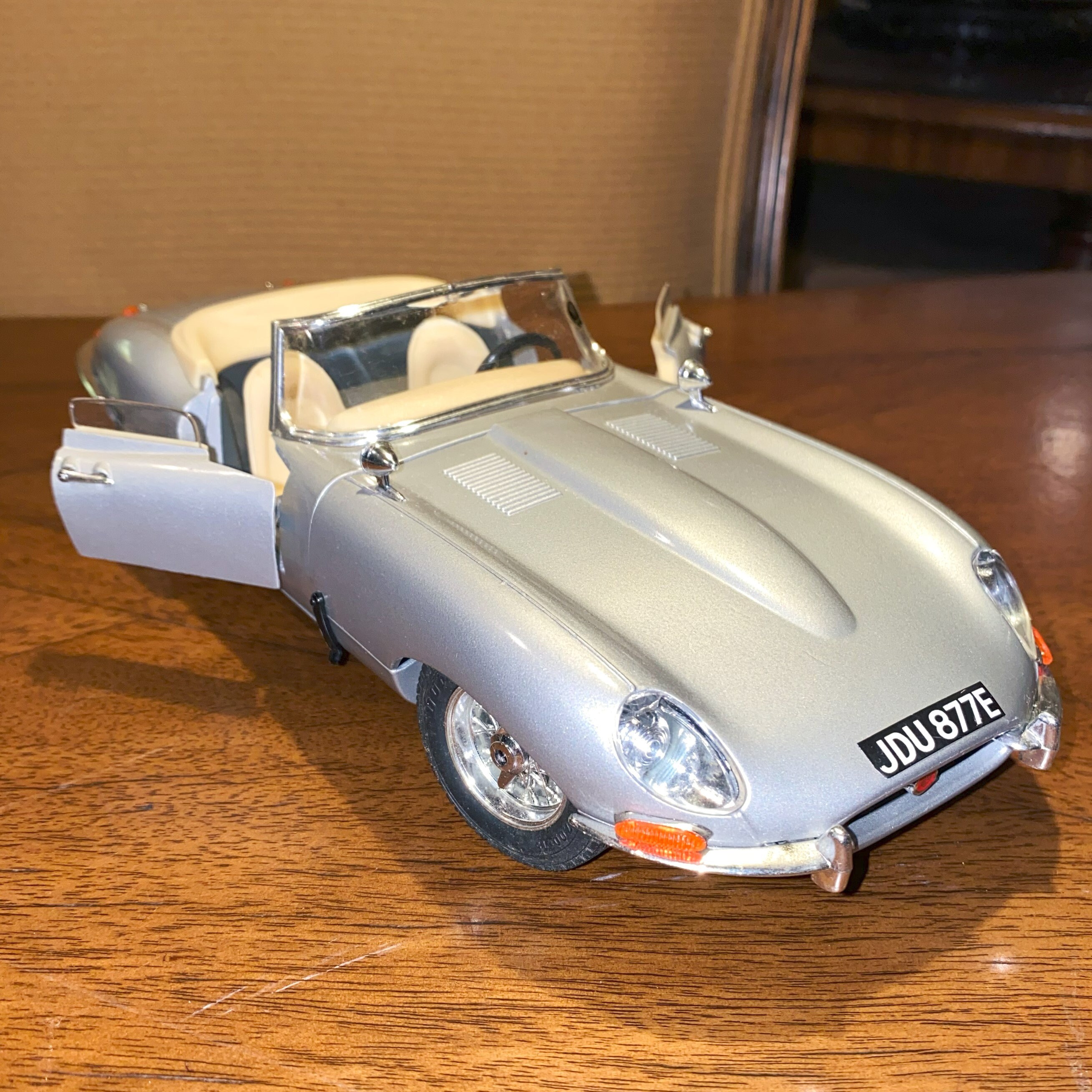 Bburago Jaguar E 1961 Silver Model Car 1/18 Scale - Etsy