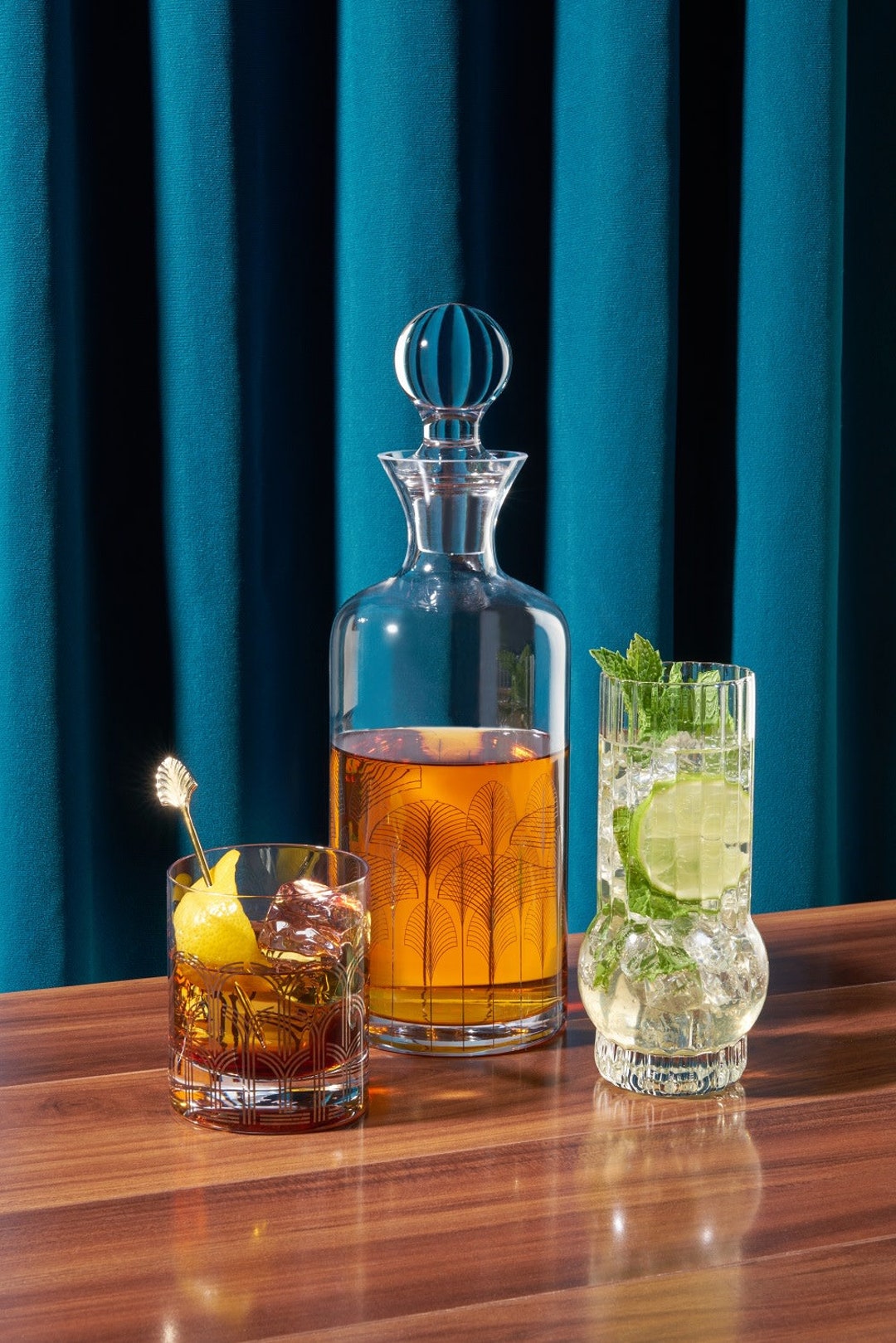 Art Deco Liquor Decanter, 44 OZ Designer Pattern Decanter With Round ...