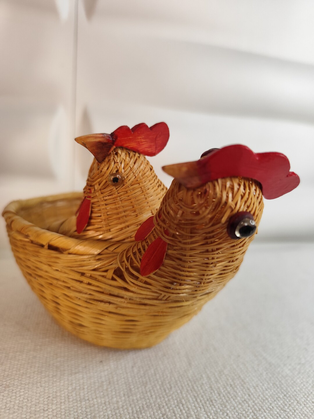 Set di 2 cestini a forma di gallina con dettagli in legno e occhi in ...