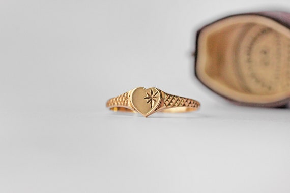 Vintage 1970s heart shaped signet ring with starburst… - Gem