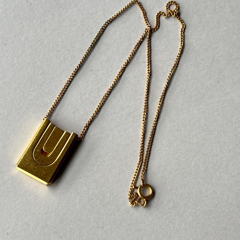 Colar vintage minimalista com iniciais geométricas em tom dourado ...