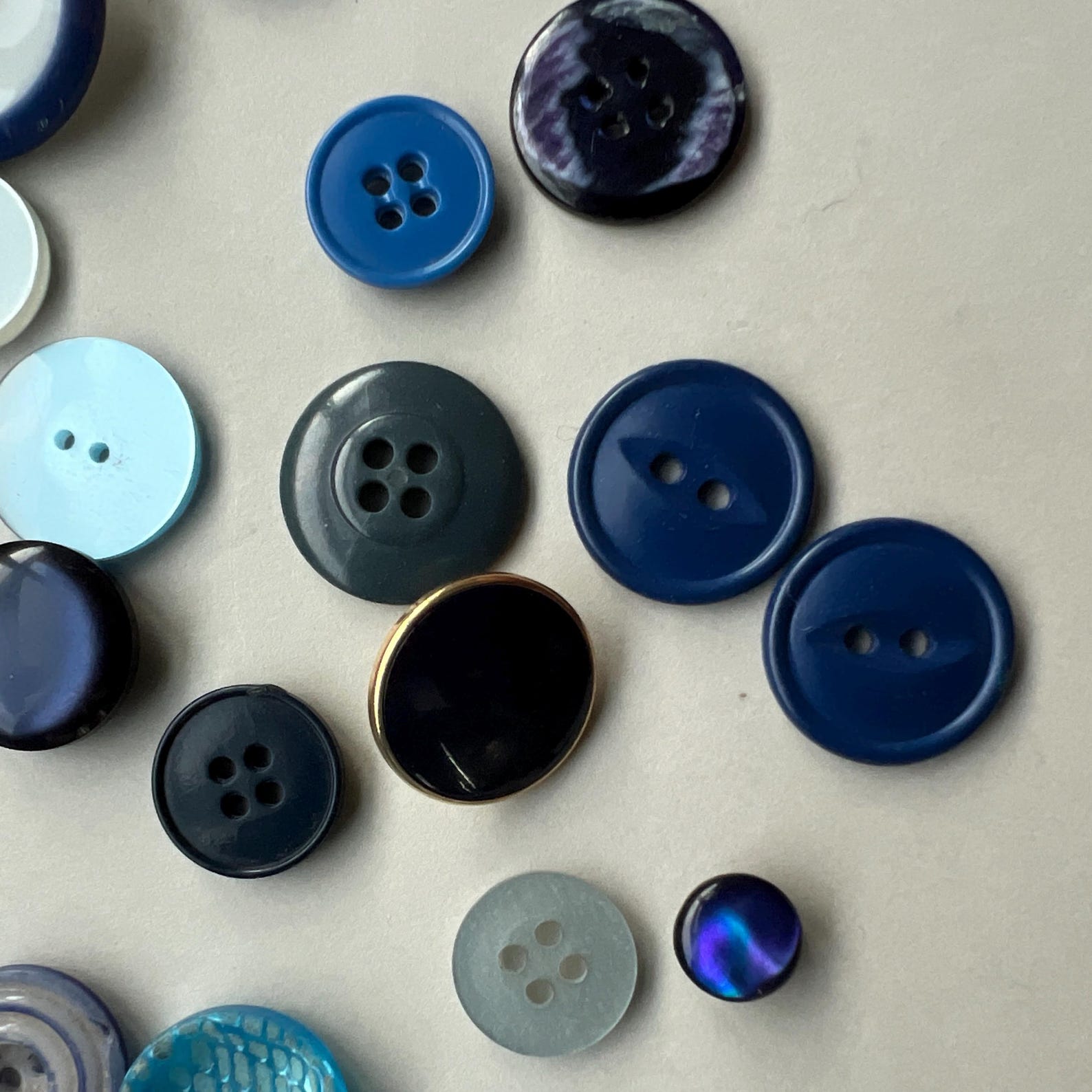 40 Vintage Assorted Lot Blue Buttons Various Sizes Jewel Tones 2 & 4 ...