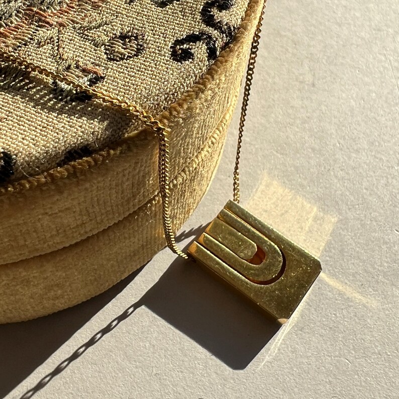Colar vintage minimalista com iniciais geométricas em tom dourado ...