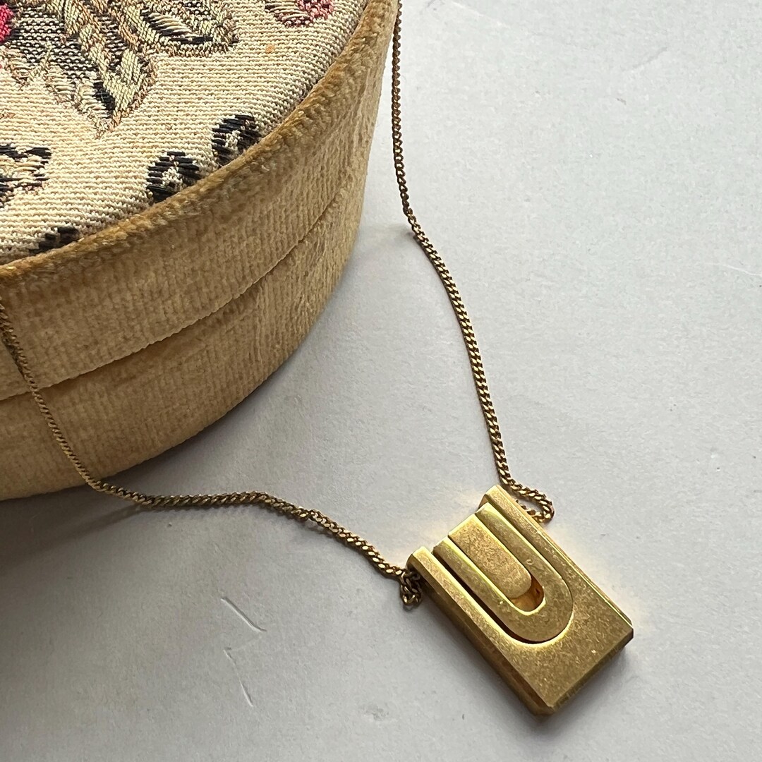 Colar vintage minimalista com iniciais geométricas em tom dourado ...