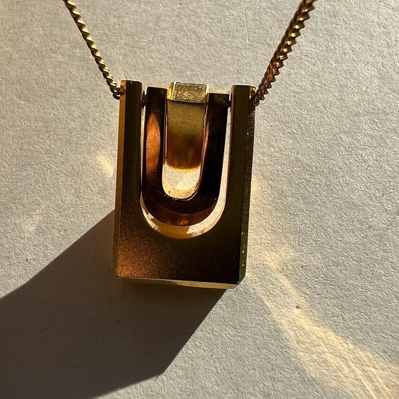 Colar vintage minimalista com iniciais geométricas em tom dourado ...