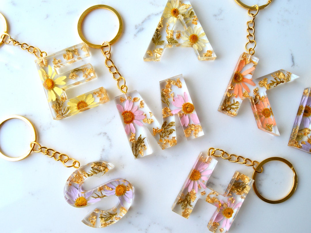 Personalised Daisy Floral Resin Letter Keychain Custom Resin Flower ...