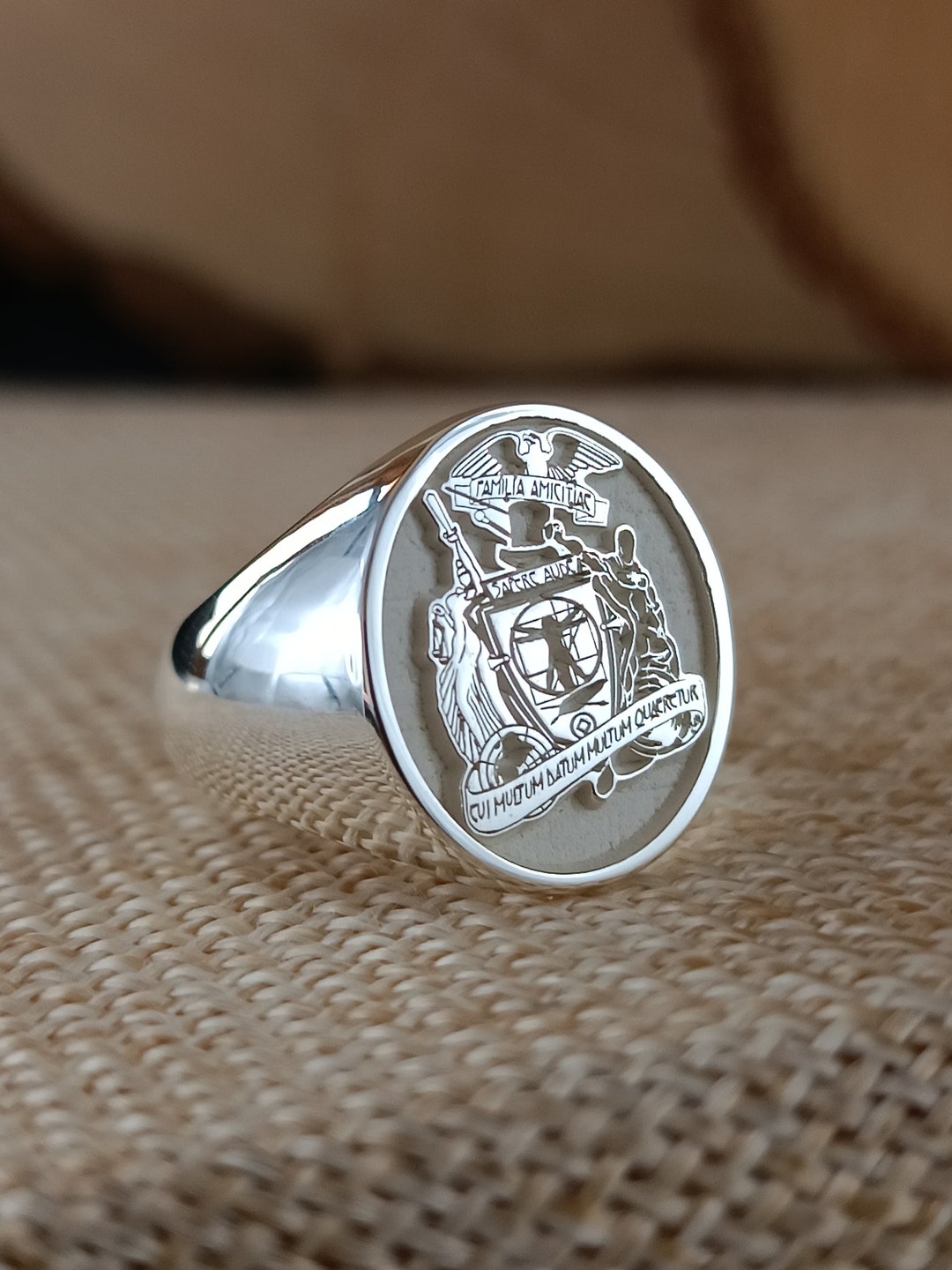 Elegant Men's Ring With Intricate Crest Design – Symbol of Power and ...