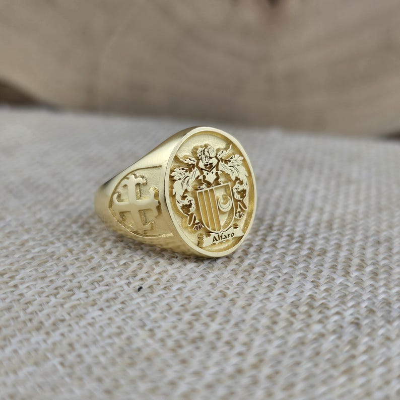 Gold Oval Signet Ring / Custom Engraved Heraldic Ring / Family Crest ...